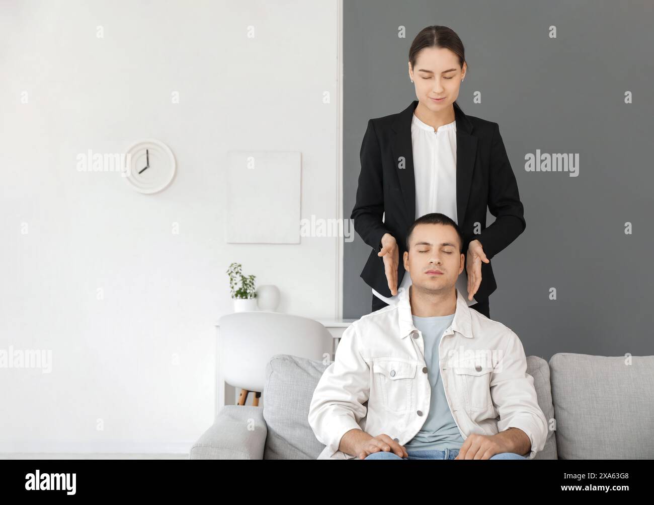 Female psychologist hypnotizing young man in office Stock Photo - Alamy