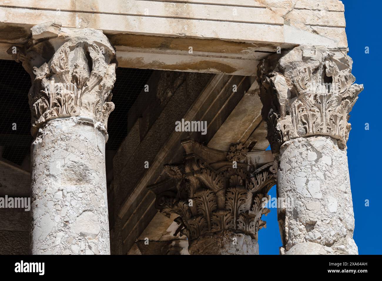 Details of Corinthian Columns. Typical ancient temple Stock Photo - Alamy