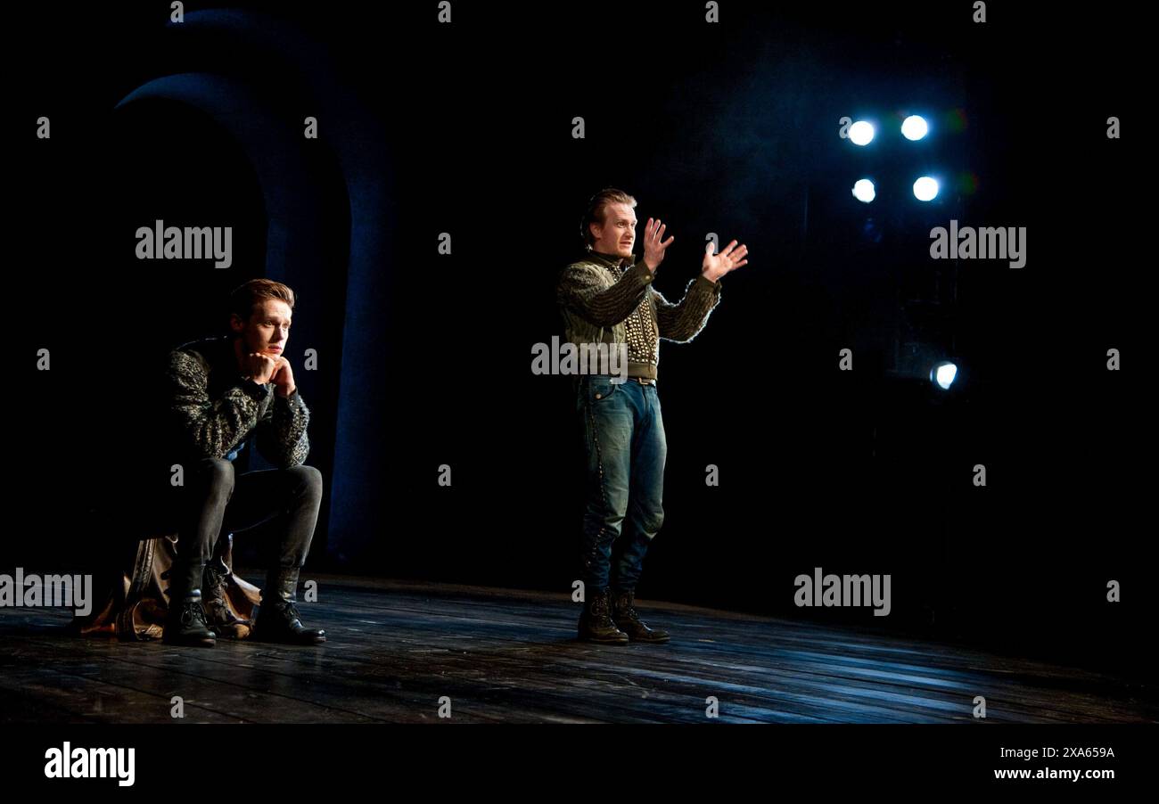 l-r: Samuel Barnett (Rosencrantz), Jamie Parker (Guildenstern) in ...