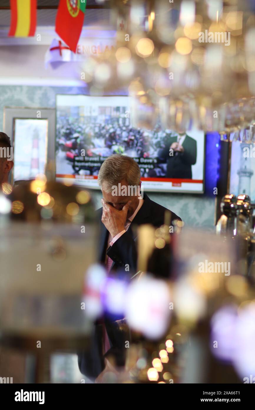 Nigel farage head in hand hi-res stock photography and images - Alamy