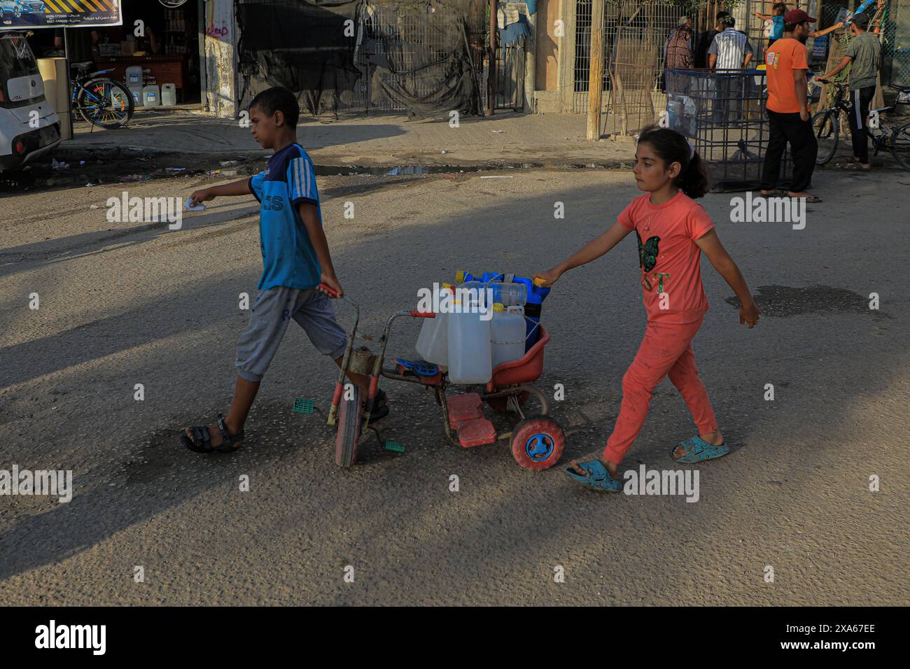 Gaza. 4th June, 2024. Children fetch water in the southern Gaza Strip ...