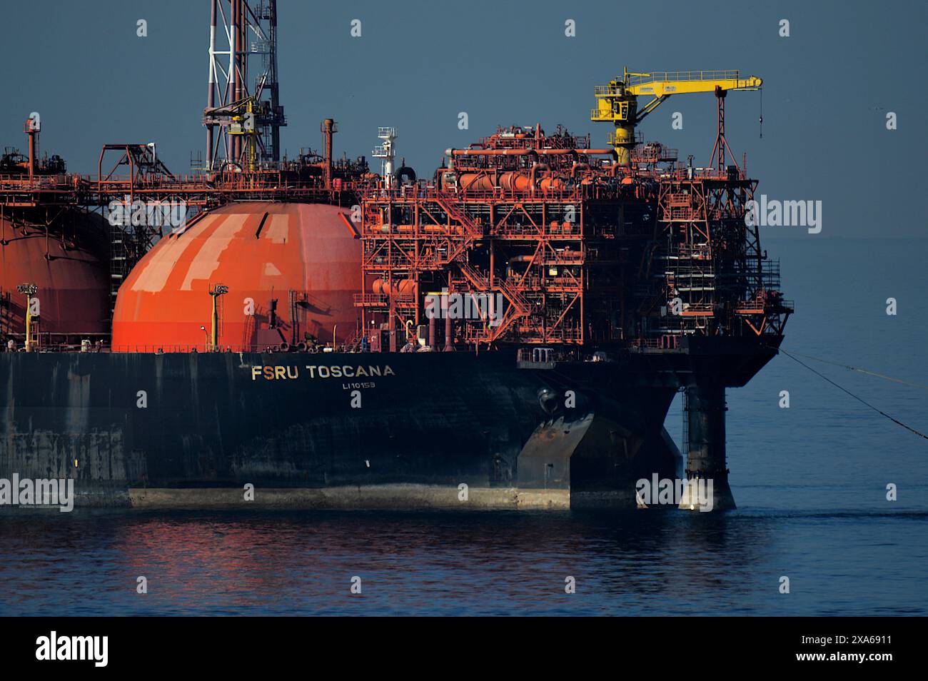 The LNG Tanker FSRU Toscana arrives at the French Mediterranean port of Marseille Stock Photo ...