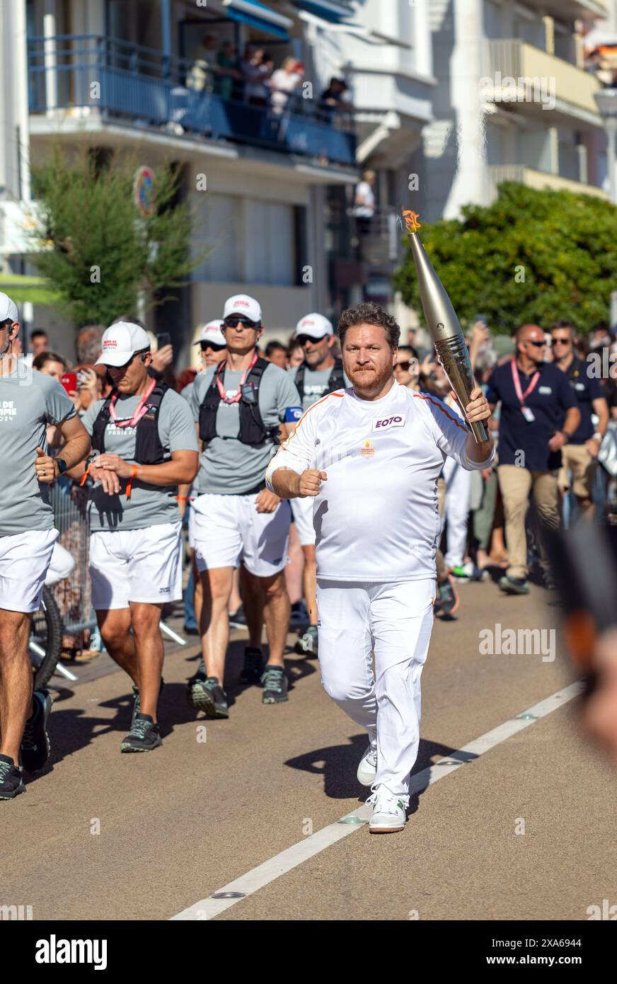 Bearer of the 2024 olympic torch relay hi-res stock photography and ...