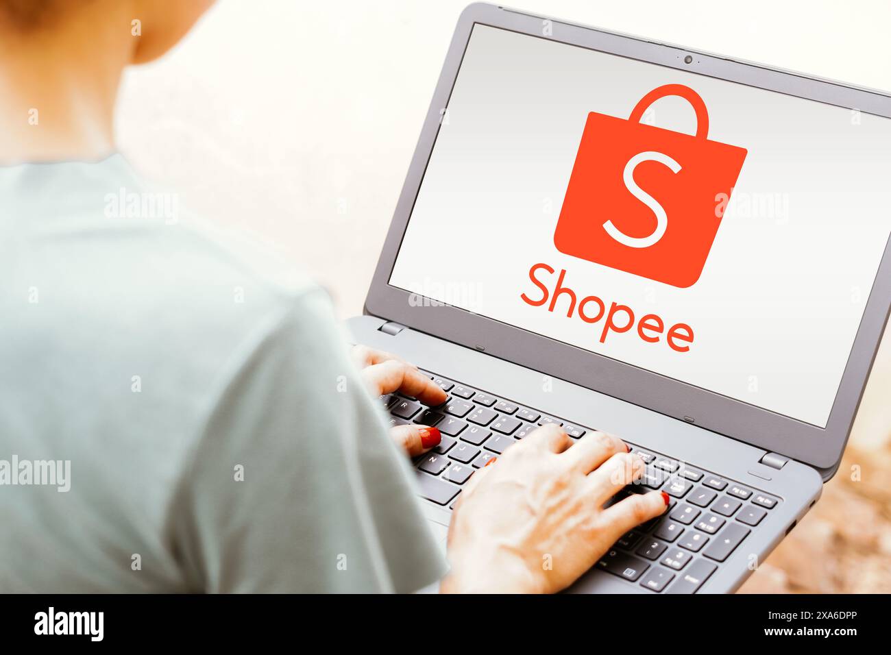 Shopee logo hi-res stock photography and images - Alamy