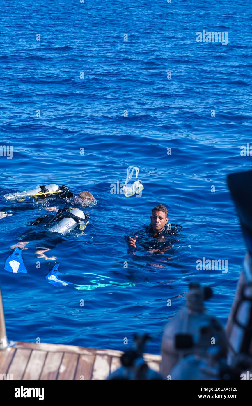 Scuba diving lesson swimming pool hi-res stock photography and images ...