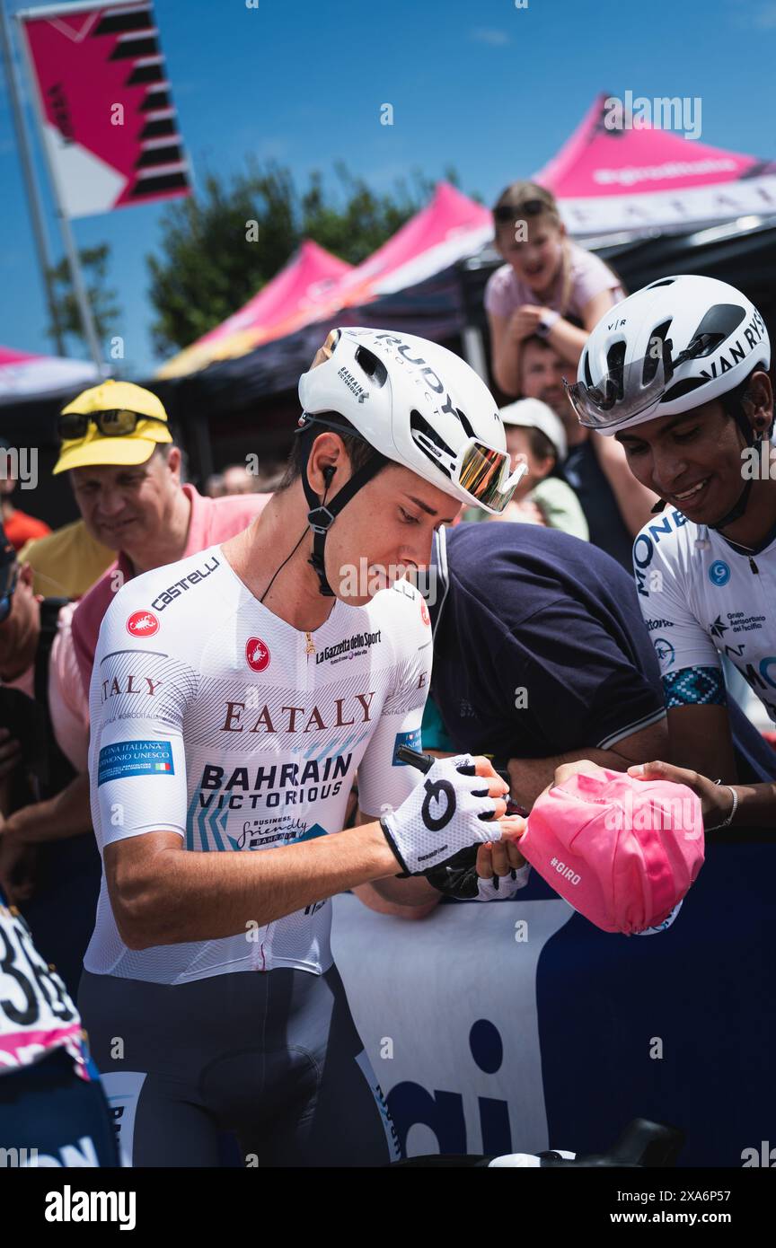 Signing fans crowd popular hi-res stock photography and images - Alamy
