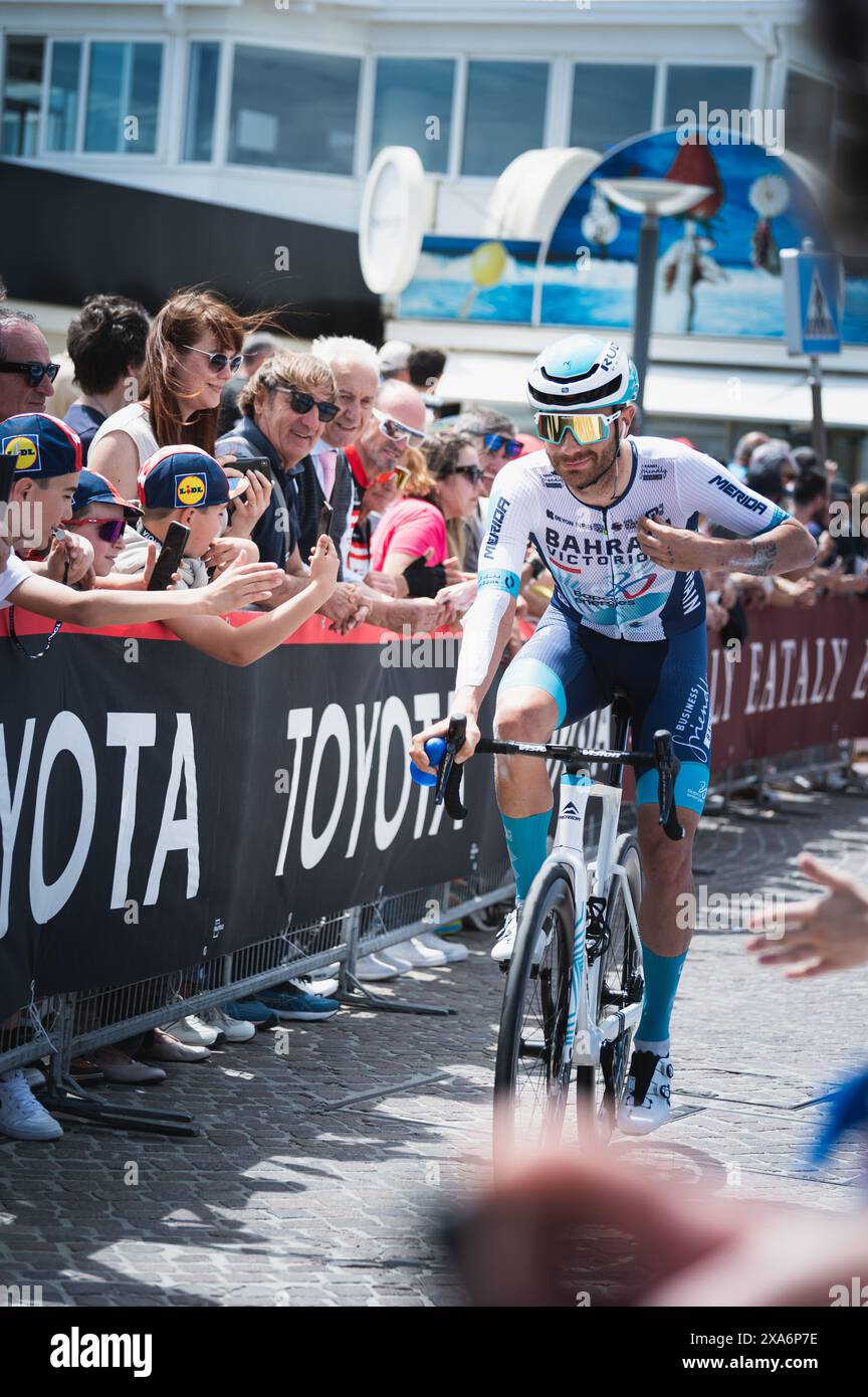 Navigating through crowd hi-res stock photography and images - Alamy