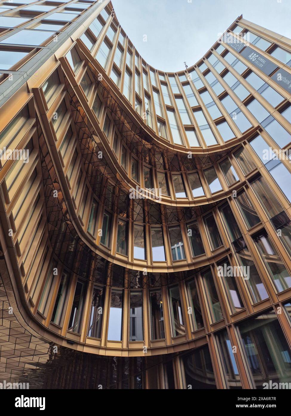 Modern architecture building curves hi-res stock photography and images ...