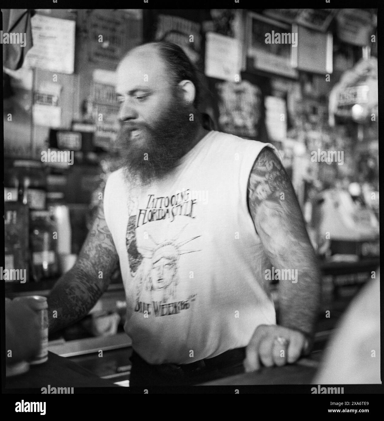 Barmann im Boot Hill Saloon während der Daytona Bike Week in Daytona ...