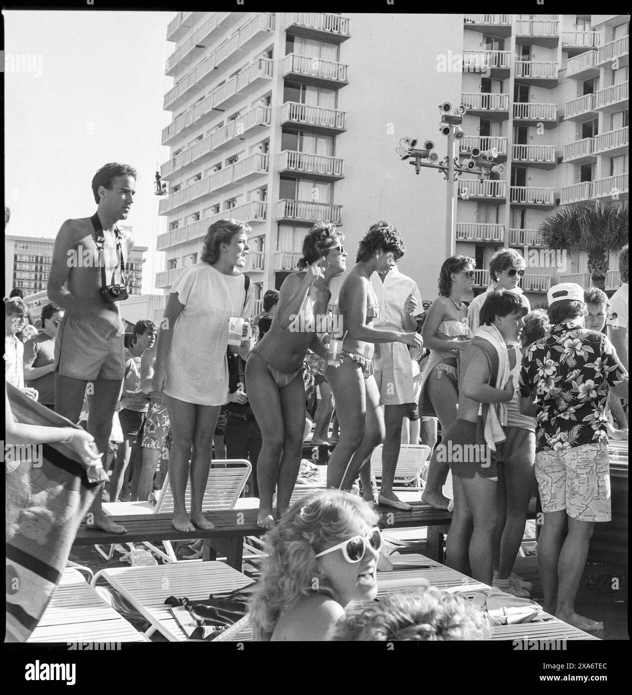 leichtbekleidete Studenten feiern während der Spring Break in Daytona ...
