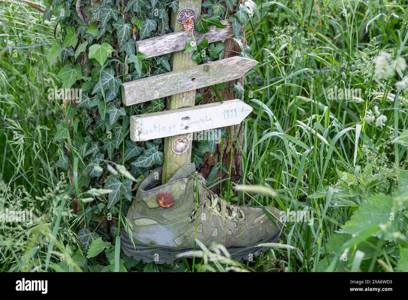 Wegweiser am Jakobsweg nahe Kornelimuenster. Es sind 1919 km nach ...