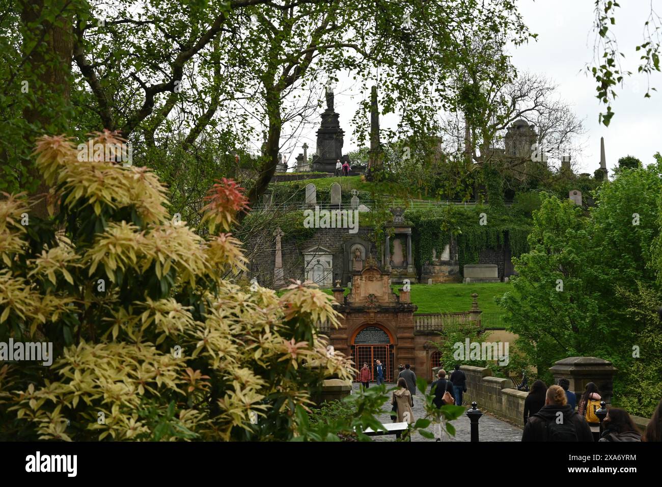Statues pathway hi-res stock photography and images - Alamy