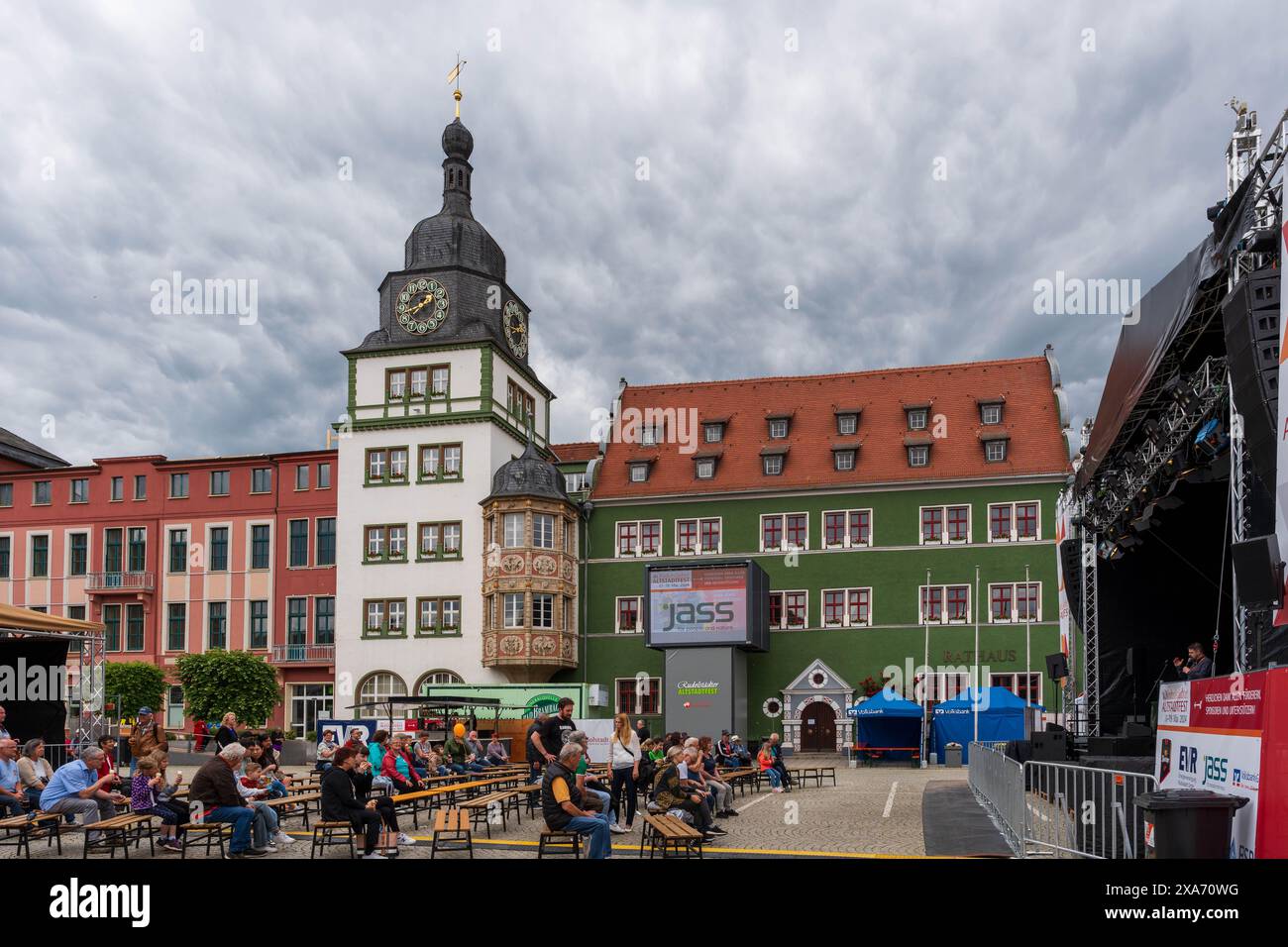 Large crowd gathering in a square hi-res stock photography and images ...