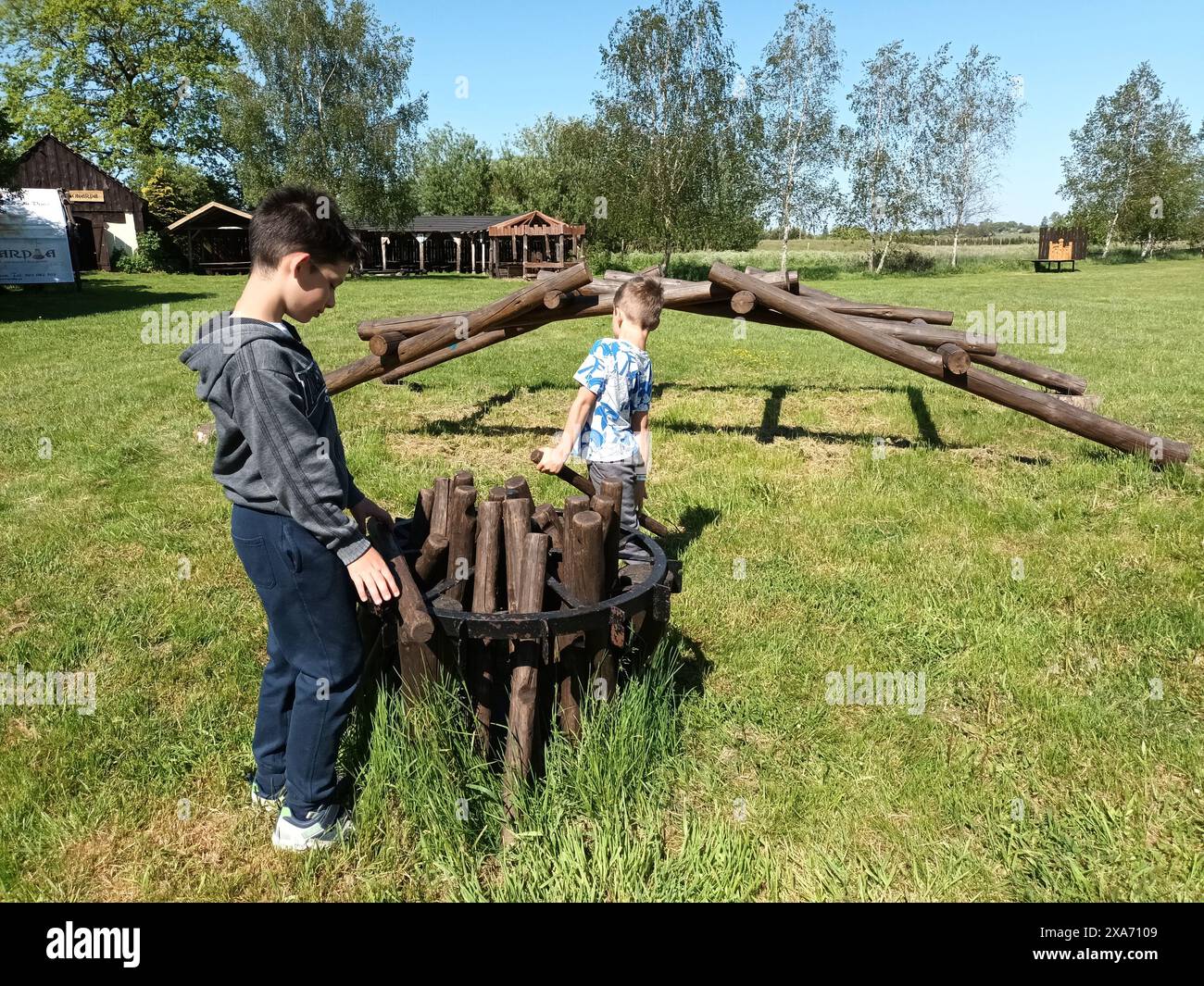Kids bonding hi-res stock photography and images - Alamy