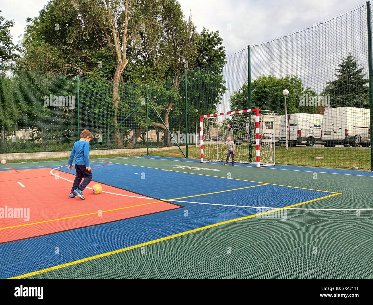 Soccer players running kicking hi-res stock photography and images - Alamy
