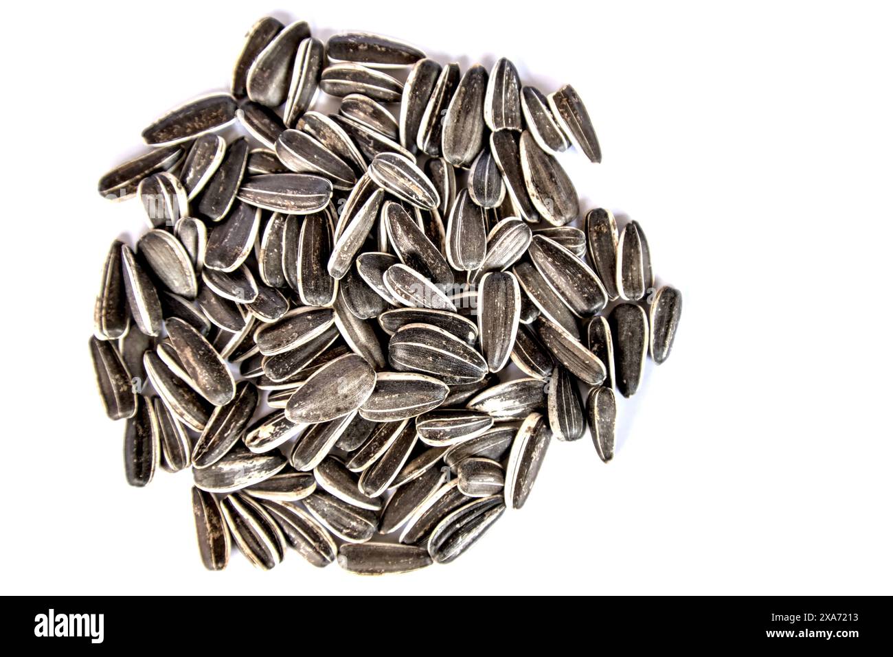 sunflower seeds in a pile isolated on white background (cut out roasted ...
