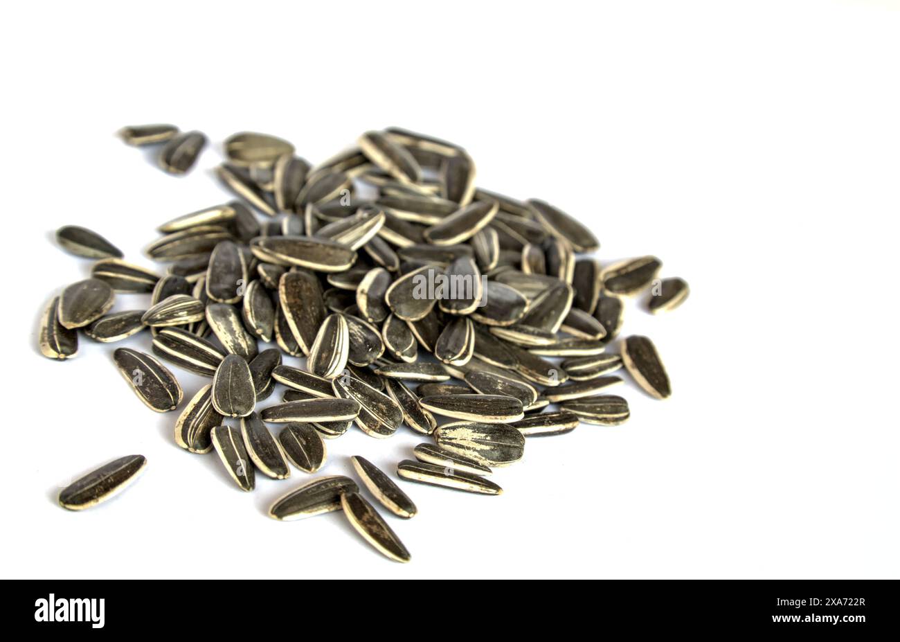 sunflower seeds in a pile isolated on white background (cut out roasted ...