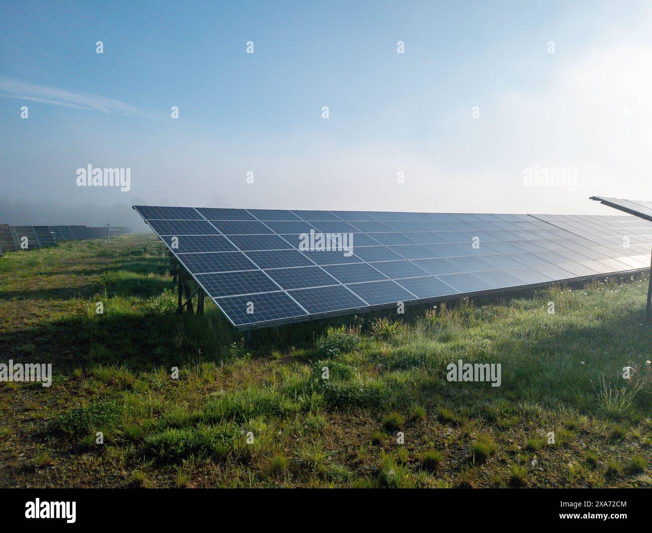 Solar panels and green grass hi-res stock photography and images - Alamy