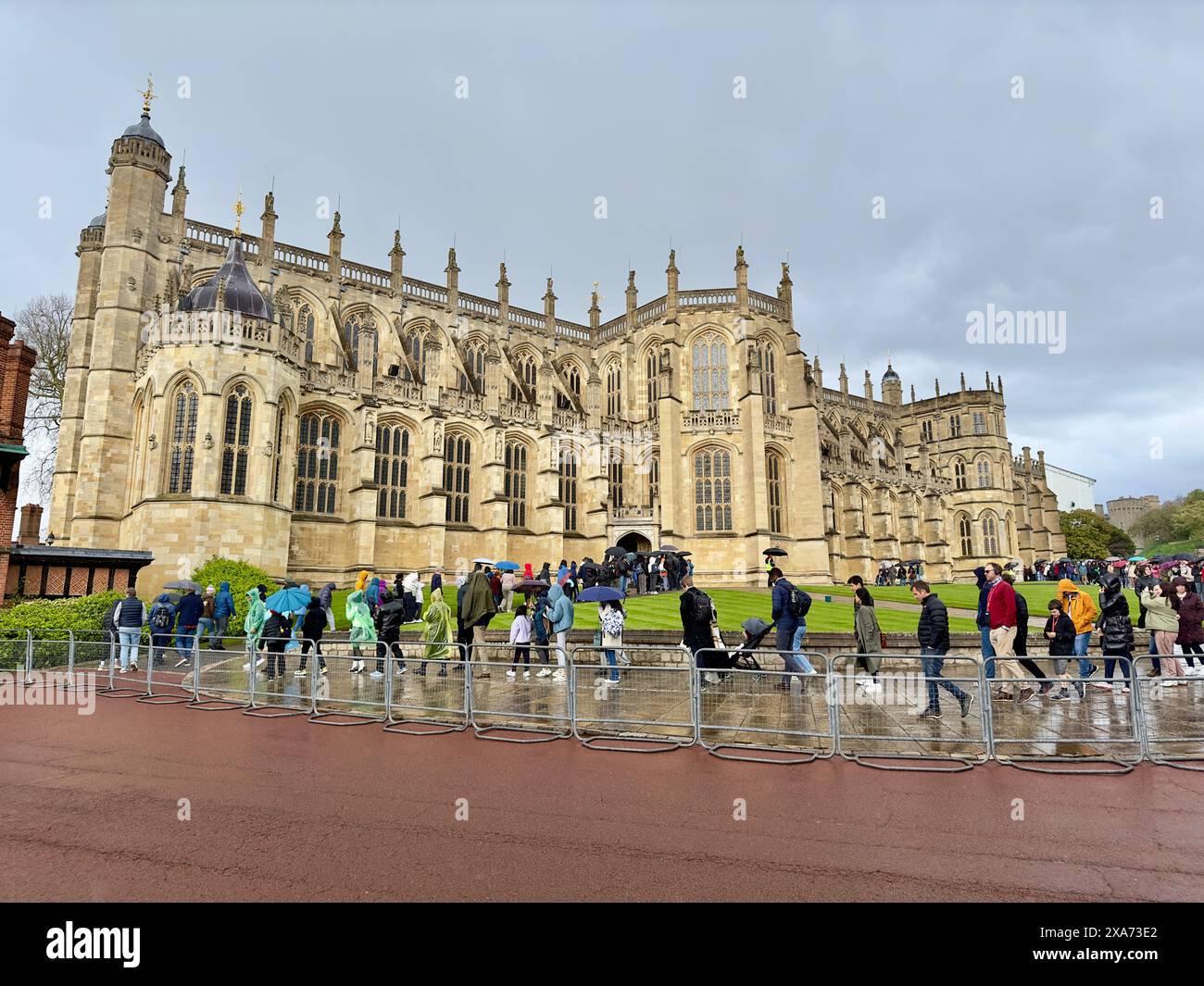 Rainy crowd hi-res stock photography and images - Alamy