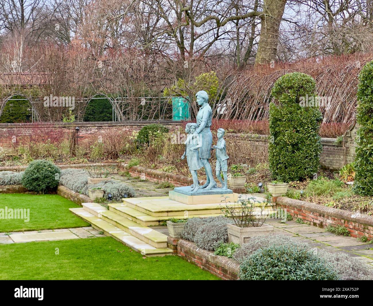 Sculpture of three children hi-res stock photography and images - Alamy
