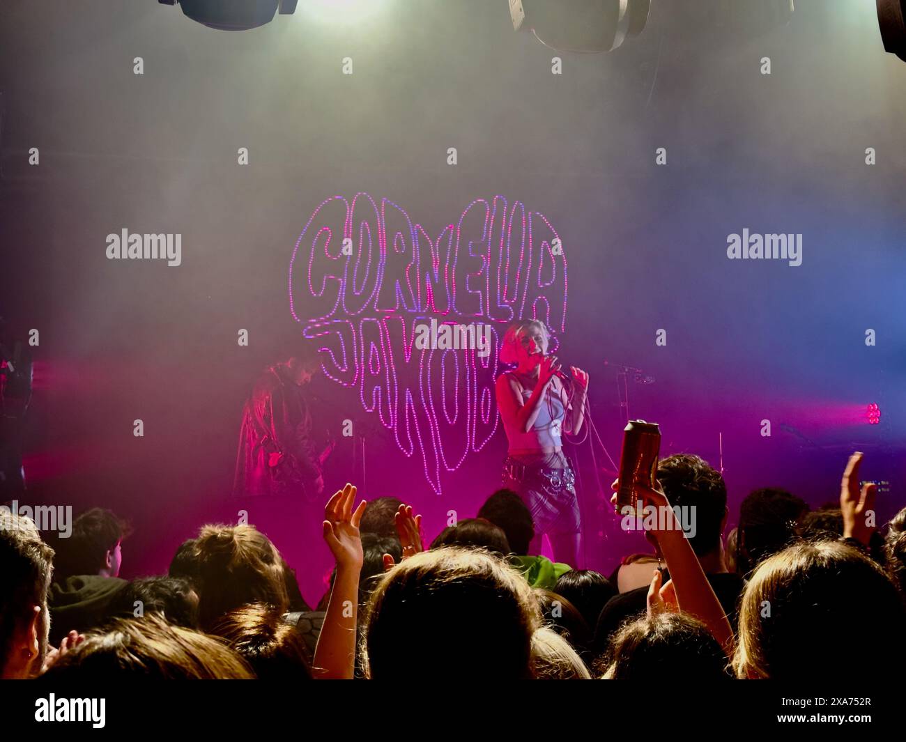 Musical performers on stage hi-res stock photography and images - Alamy