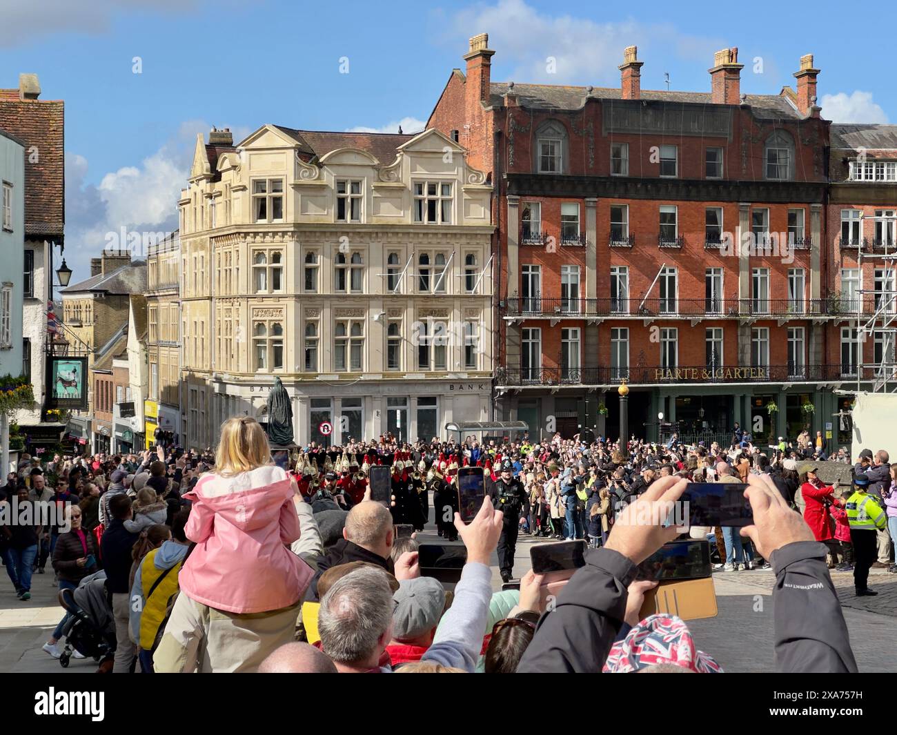 Busy street modern structures hi-res stock photography and images - Alamy