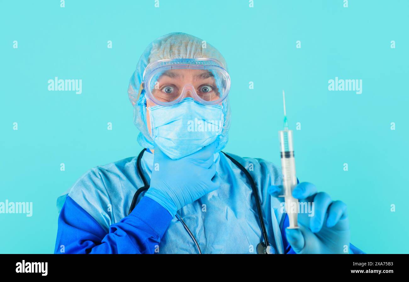 Dentist holds syringe anesthetic injection hi-res stock photography and ...