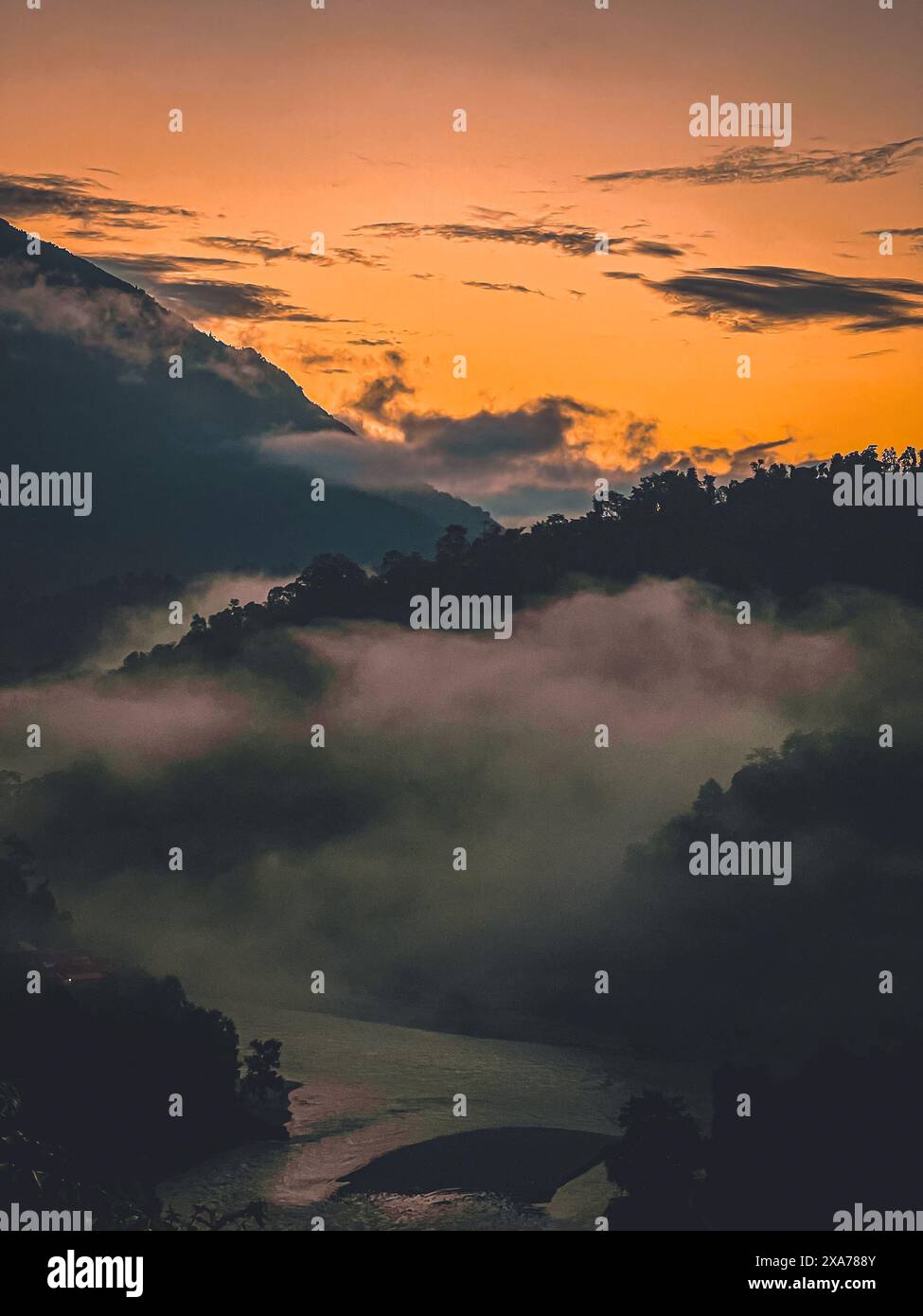 Nepal sunrise mountains valley hi-res stock photography and images - Alamy