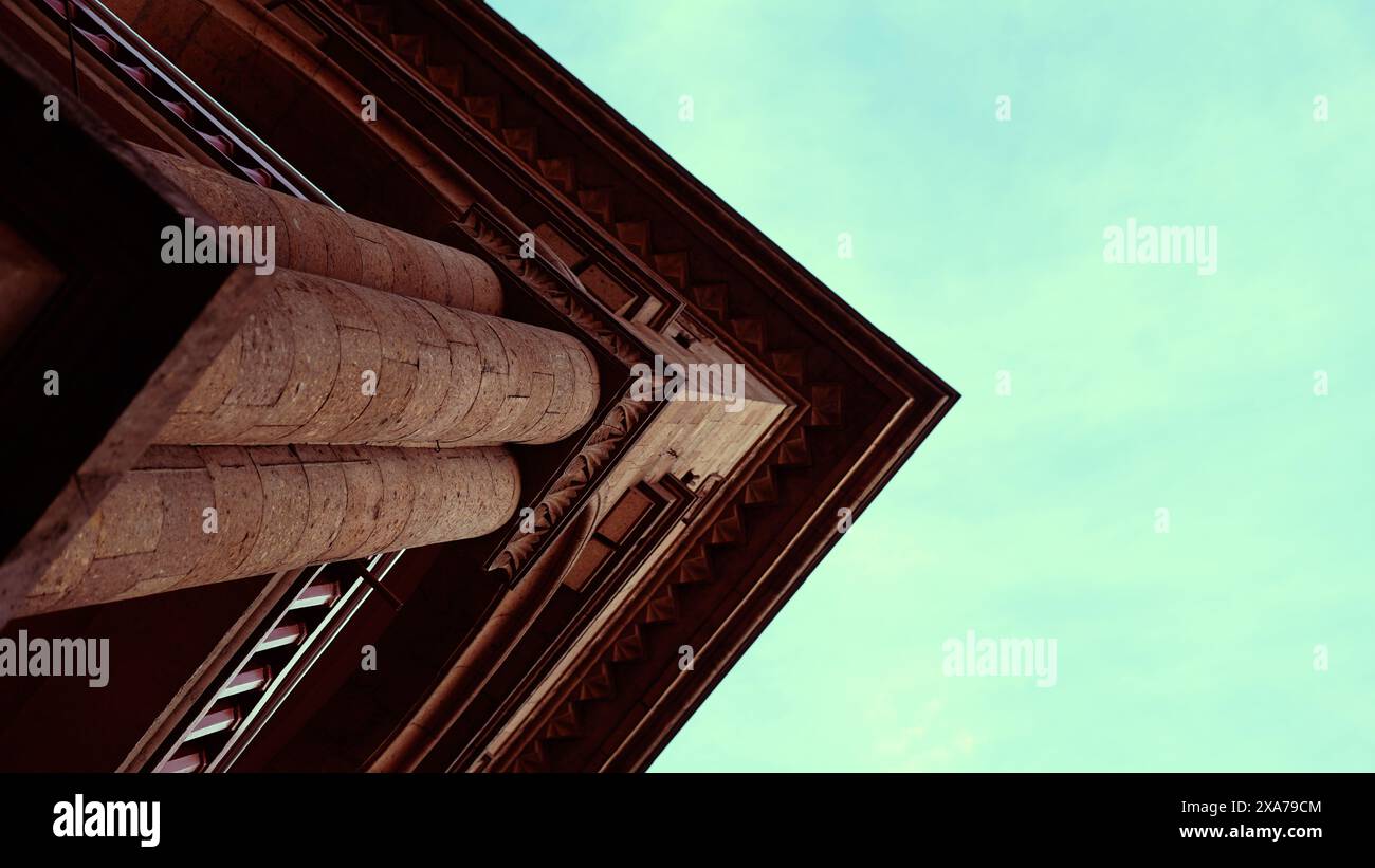 Elegant building grand columns hi-res stock photography and images - Alamy