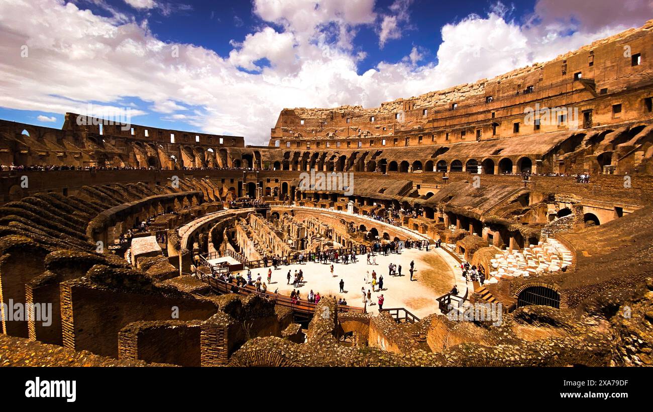 Crowded indoor setting hi-res stock photography and images - Alamy