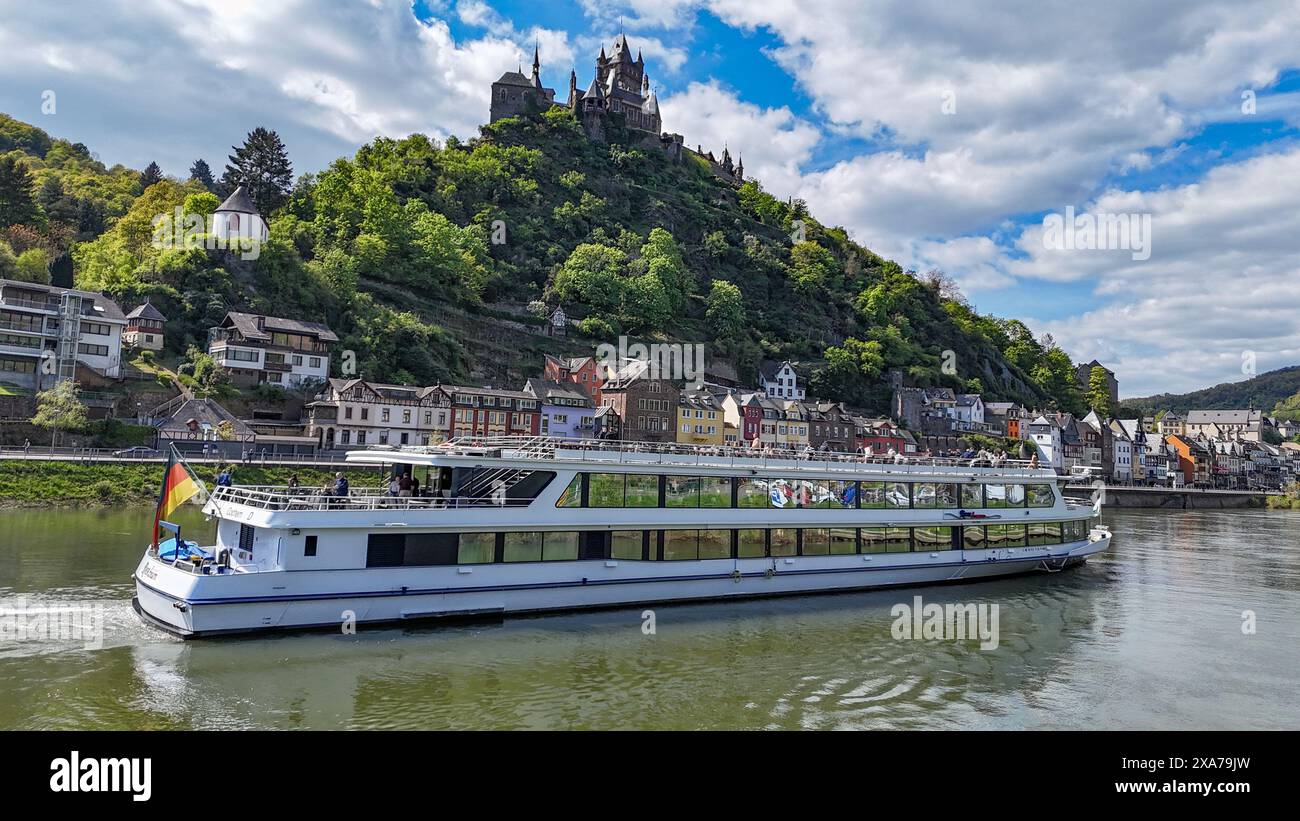 Cityscape riverside boat hi-res stock photography and images - Alamy