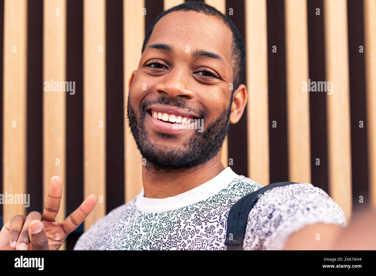 Man making peace sign hi-res stock photography and images - Alamy
