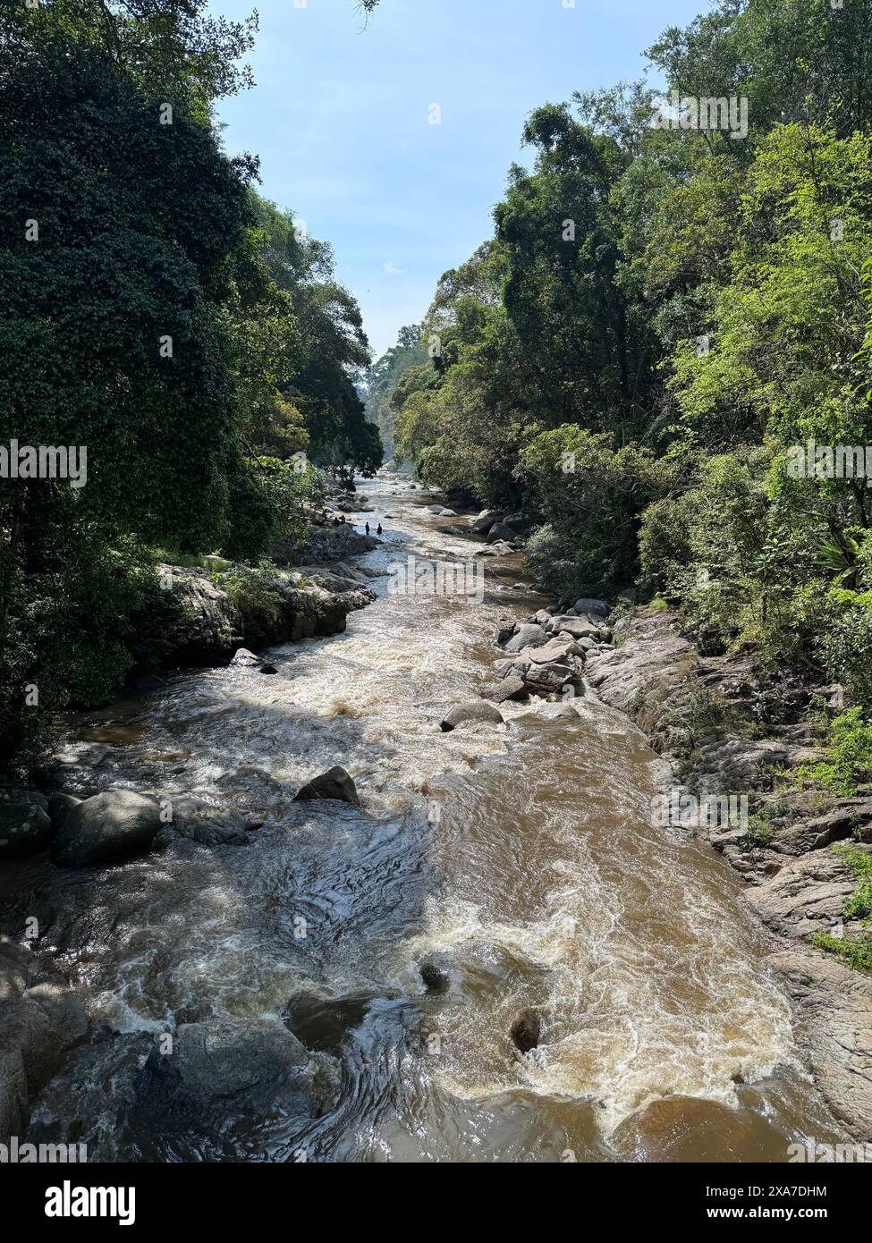 Water flowing around stones hi-res stock photography and images - Alamy