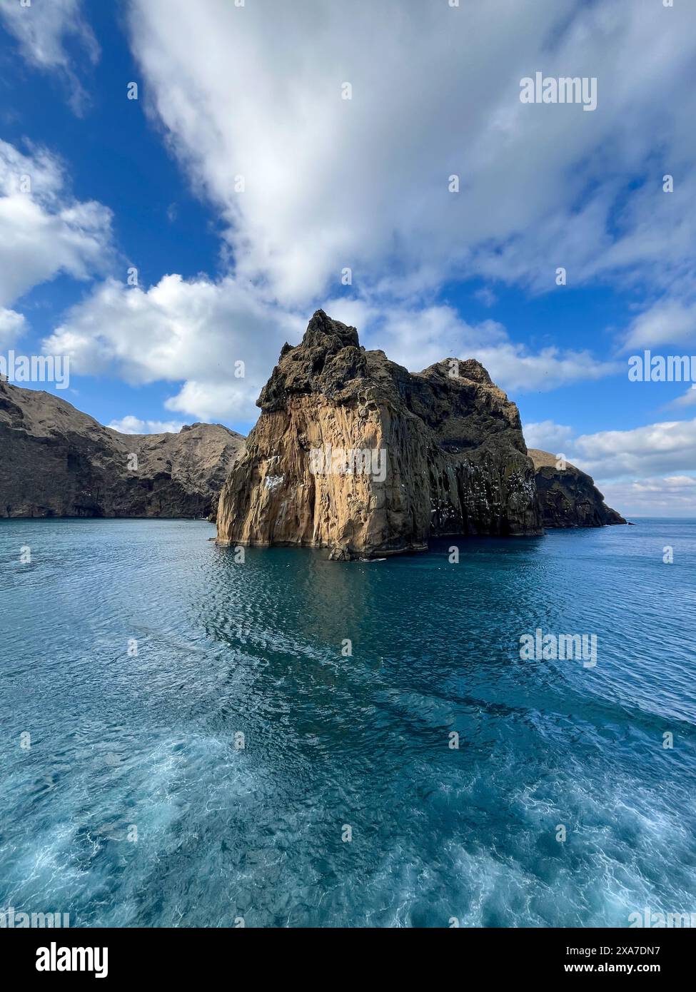 n island surrounded by land and water Stock Photo - Alamy
