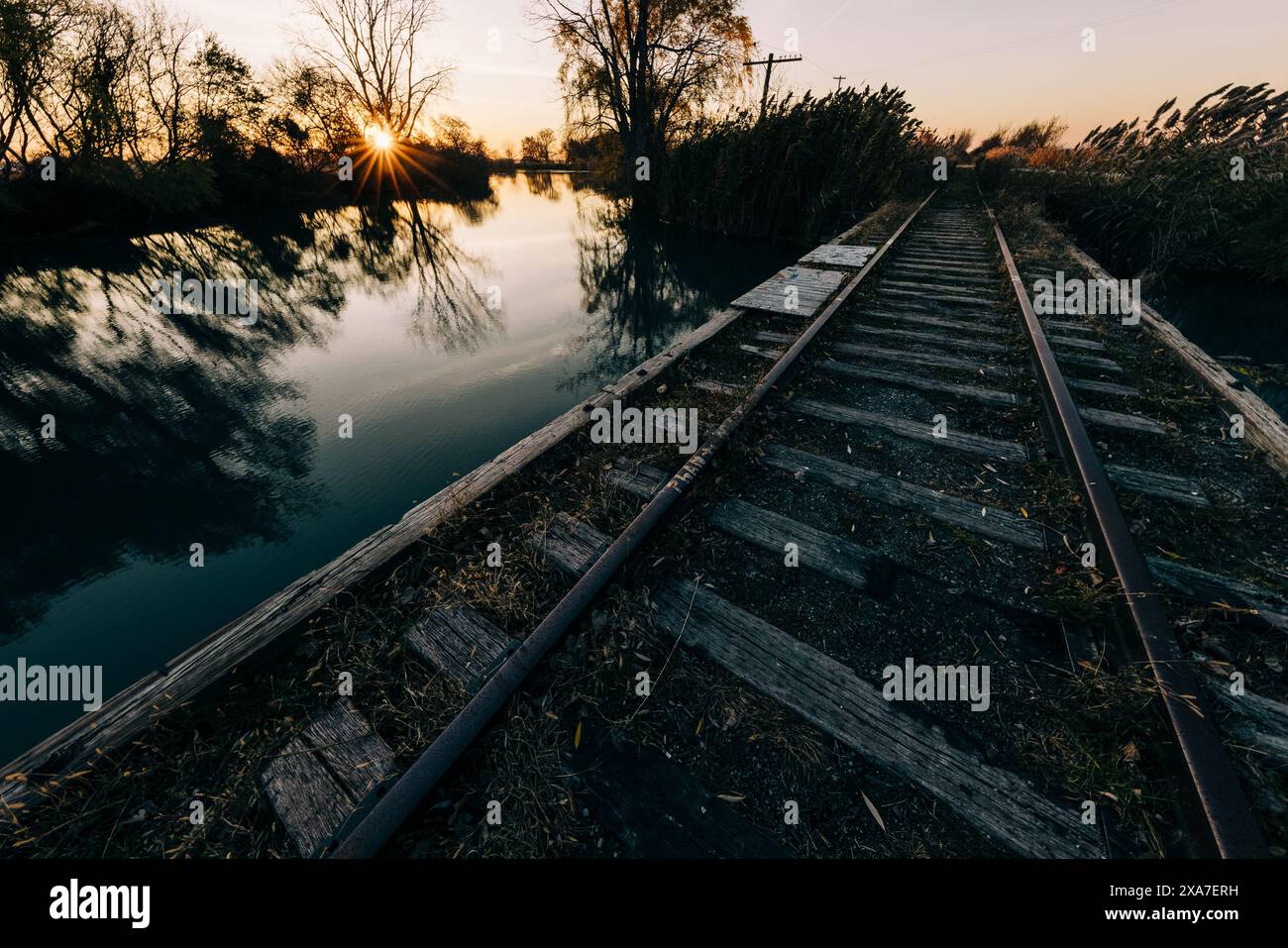 Railroad tracks sunrise hi-res stock photography and images - Alamy