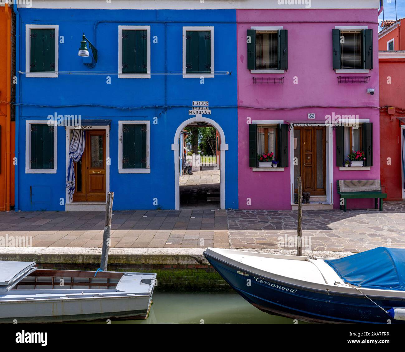 Colorful waterfront homes boats hi-res stock photography and images - Alamy