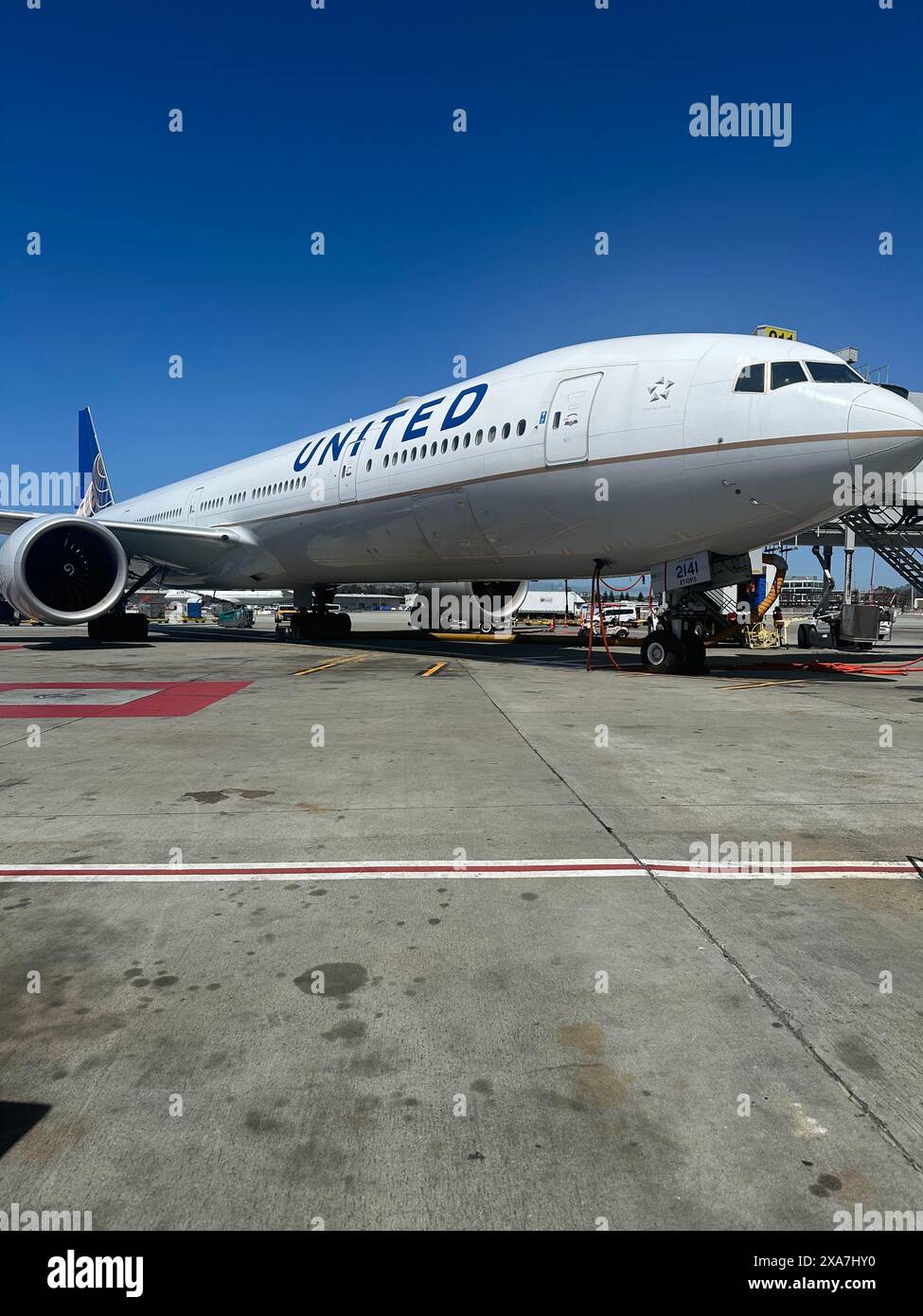 A United Airlines aircraft parked at airport gate Stock Photo - Alamy