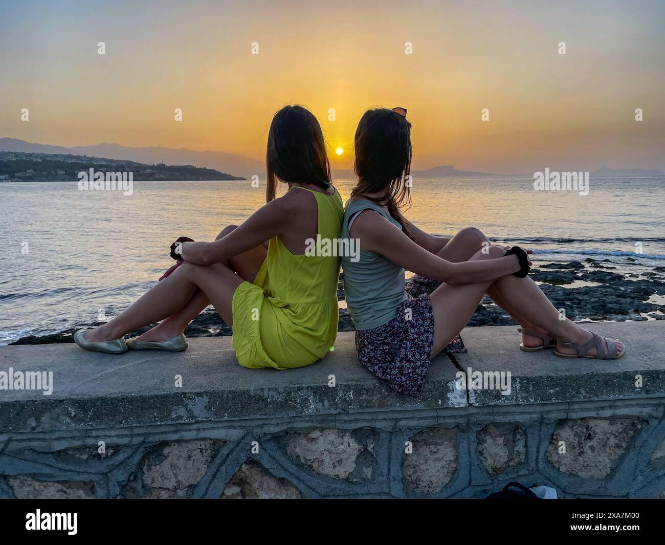 Silhouette of two girls at sunset hi-res stock photography and images ...