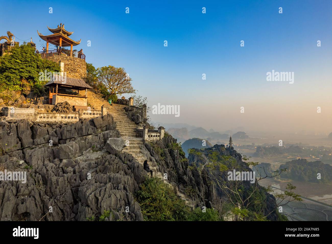 Chinese mountain pathway hi-res stock photography and images - Alamy
