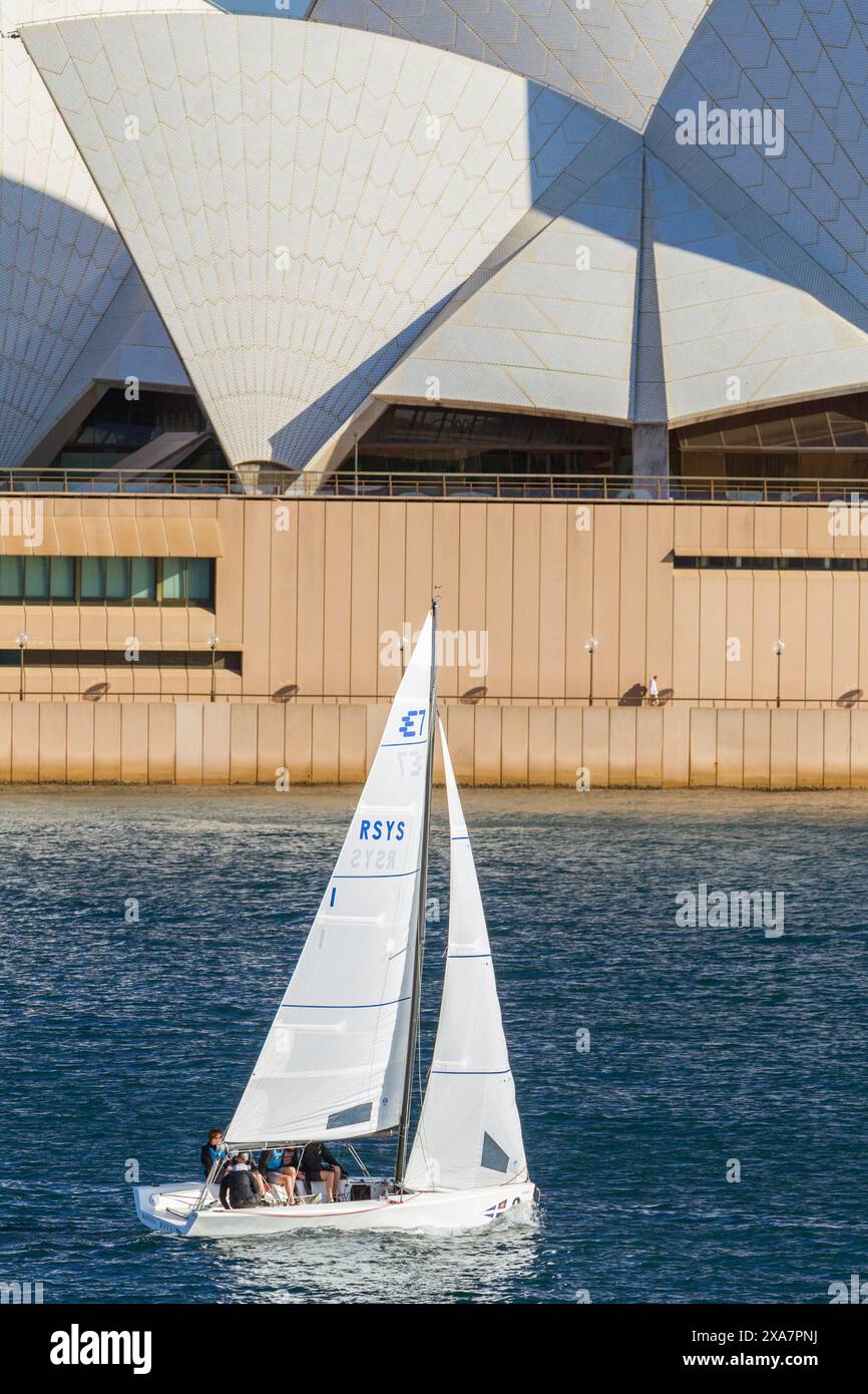 A sailing boat on Farm Cove in Sydney Harbour at Sydney Opera House in ...