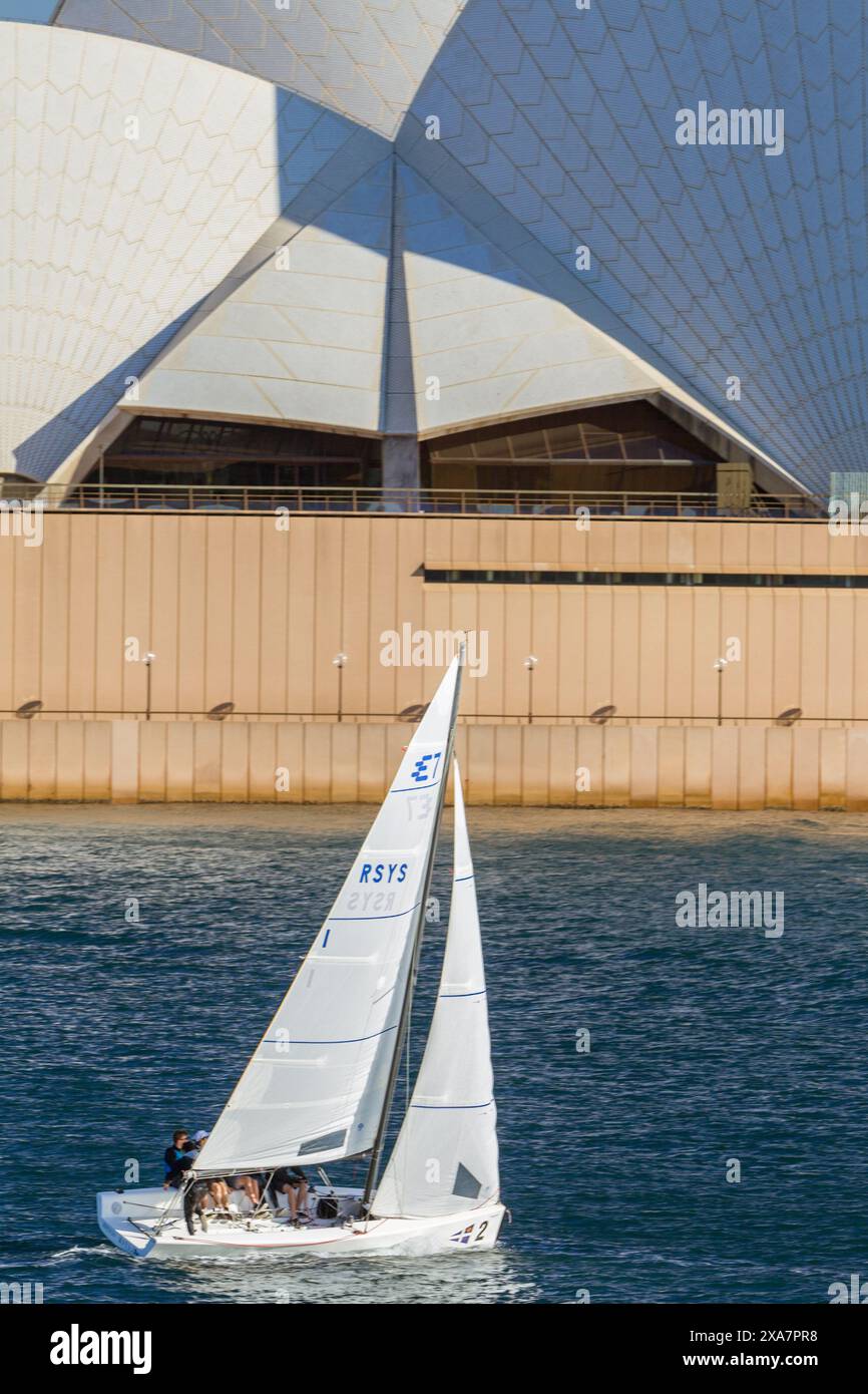A sailing boat on Farm Cove in Sydney Harbour at Sydney Opera House in ...