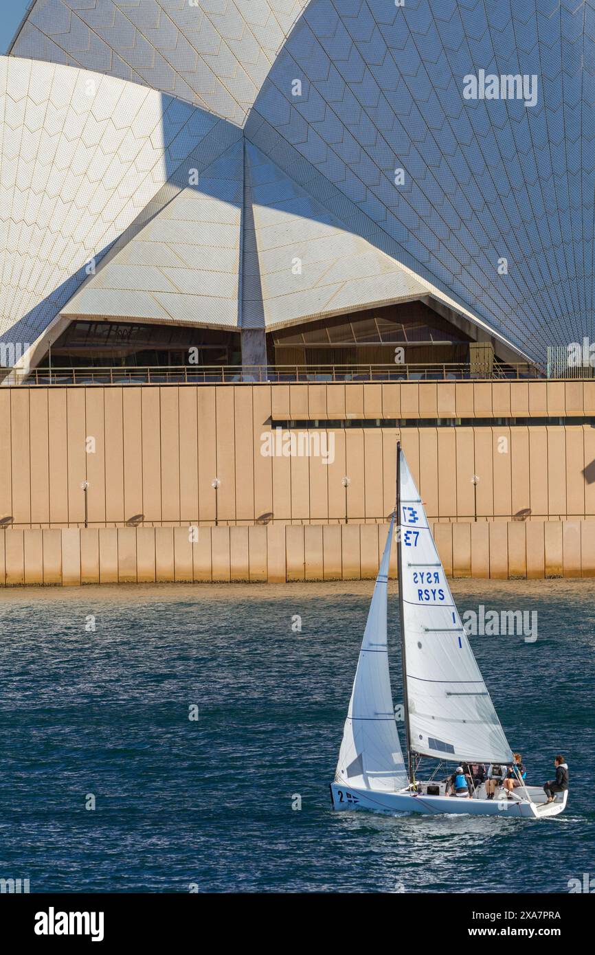 A sailing boat on Farm Cove in Sydney Harbour at Sydney Opera House in ...