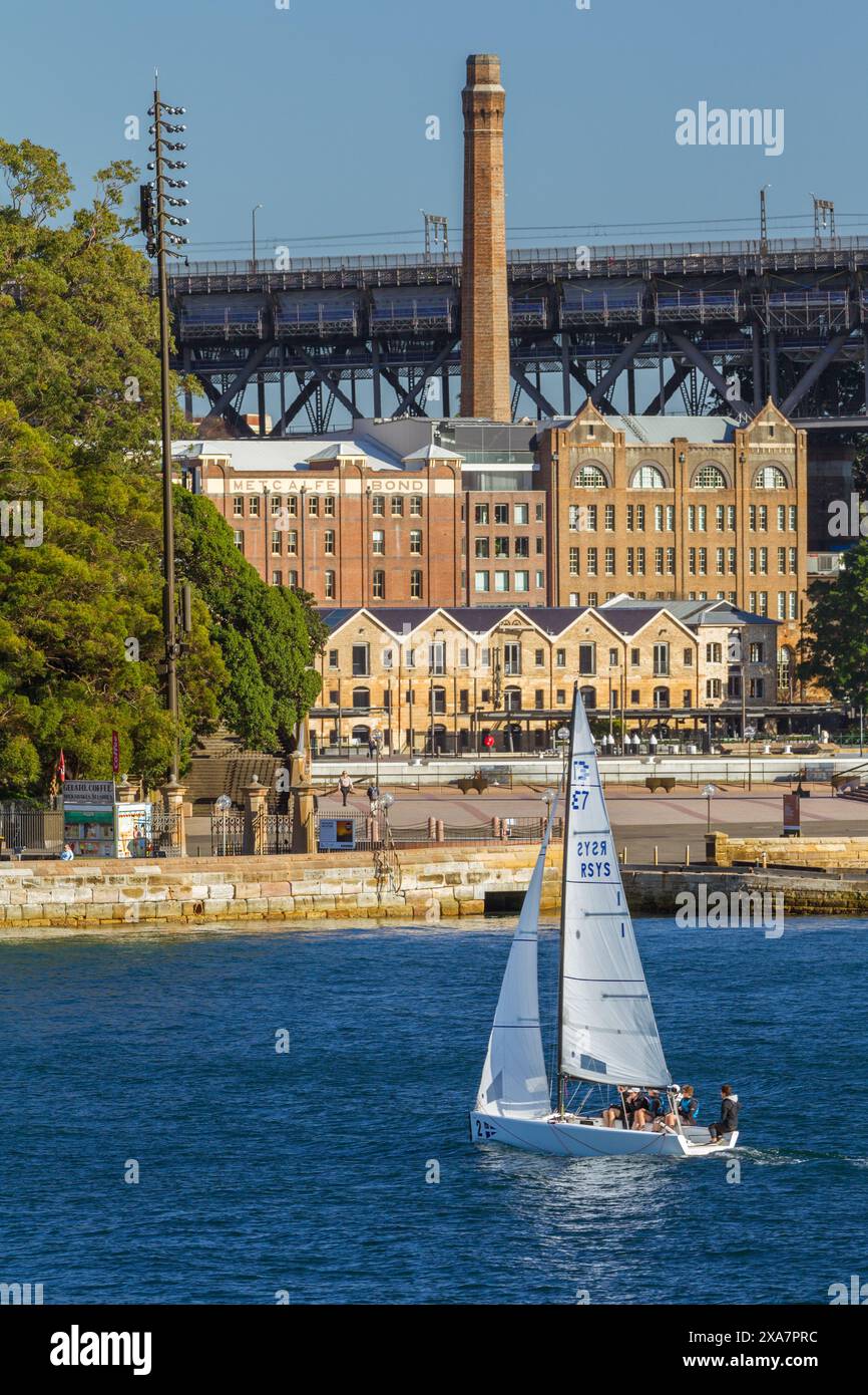 A sailing boat on Farm Cove in Sydney Harbour at Sydney Opera House in ...