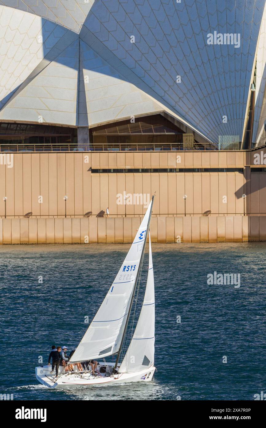 A sailing boat on Farm Cove in Sydney Harbour at Sydney Opera House in ...