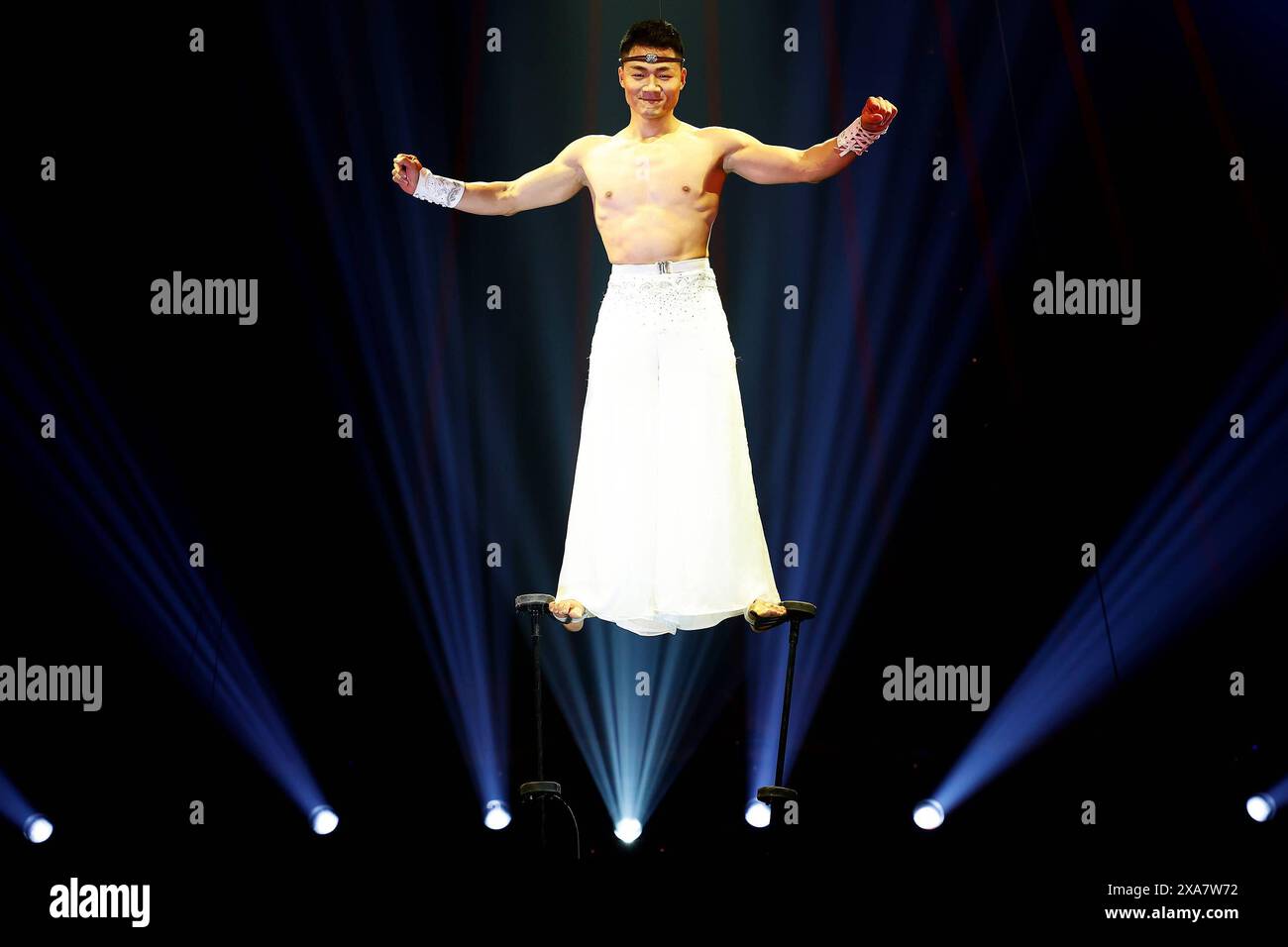 Zhenyu Li - Equilibristik aus China *** Zhenyu Li Equilibristics from China Stock Photo - Alamy