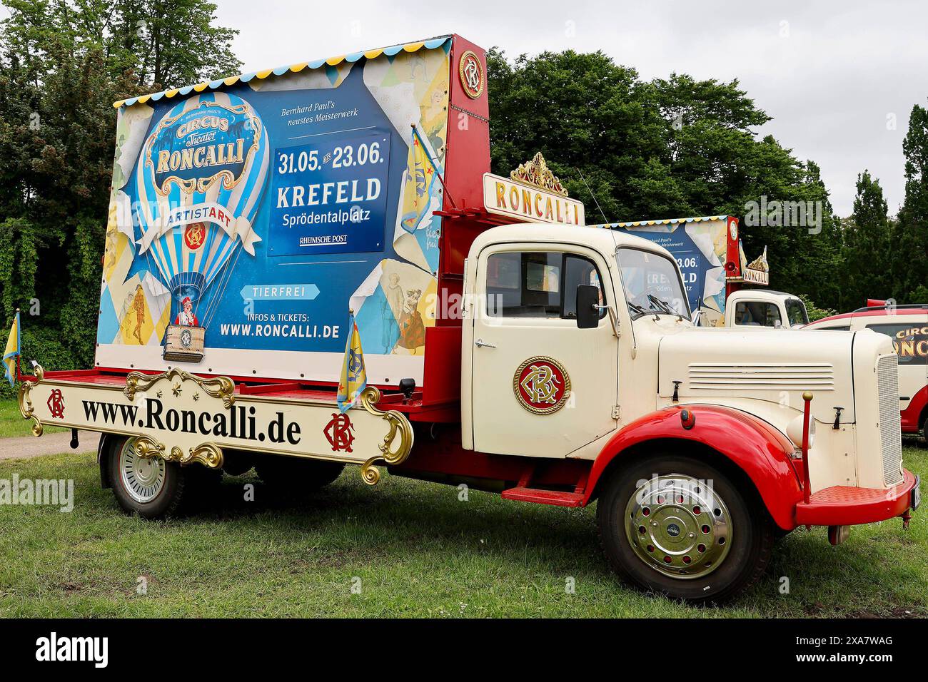 EIn Mercedes Benz L3500 Oldtimer mit einem Werbeplakat *** A Mercedes ...