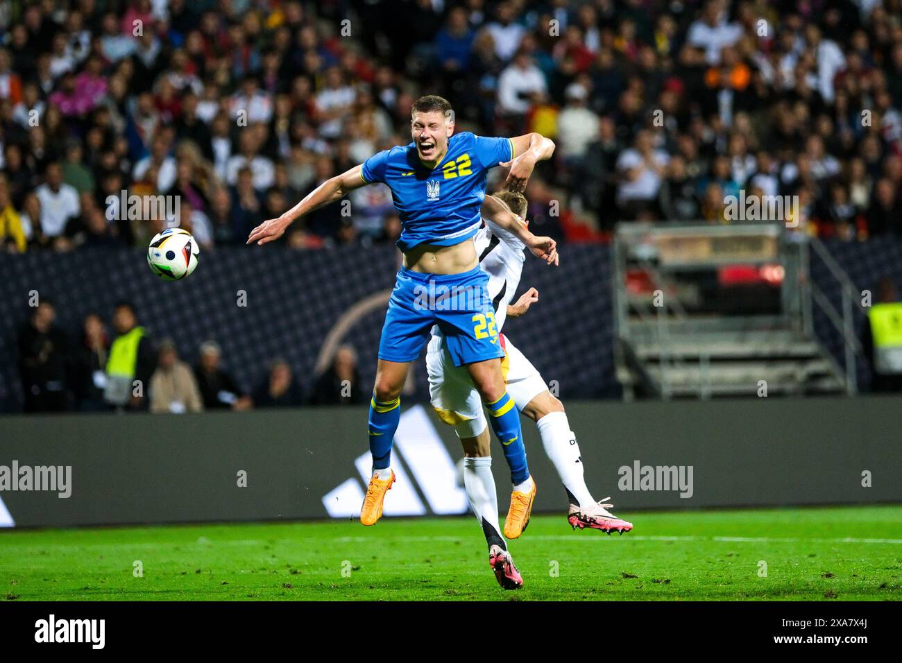 Mykola Matvienko (Ukraine, #22) im Zweikampf mit Joshua Kimmich ...