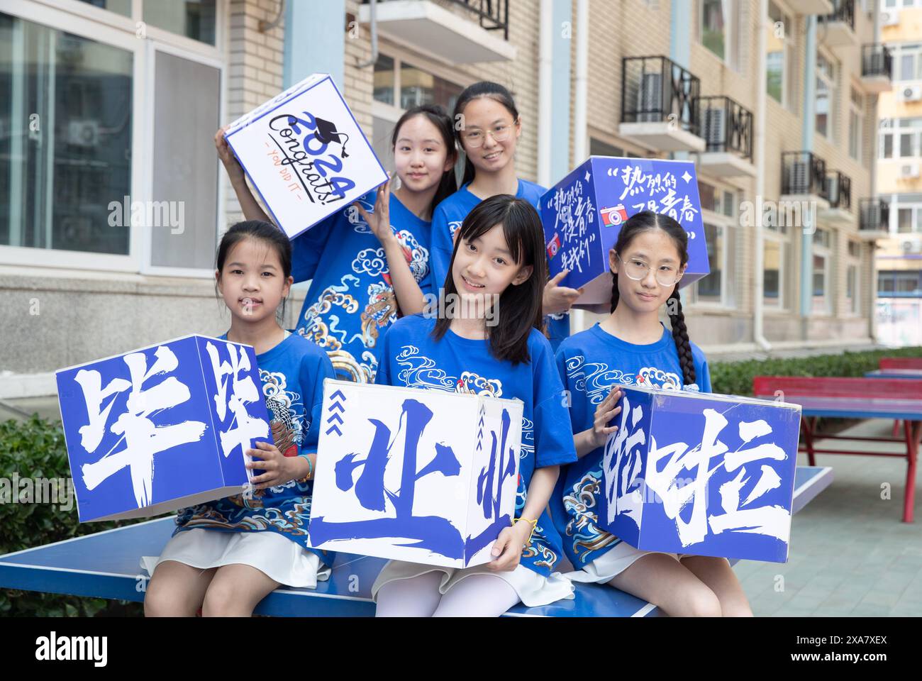 Beijing, China. 4th June, 2024. Graduating pupils pose for memorial ...