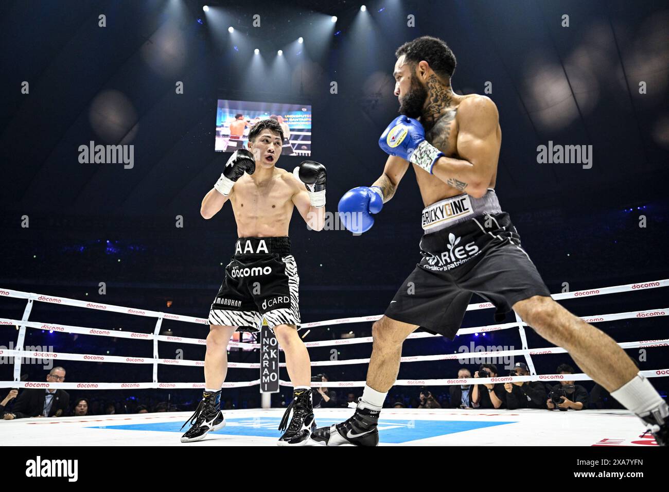 Naoya Inoue (blacck gloves) of Japan and Luis Nery (blue gloves) of ...