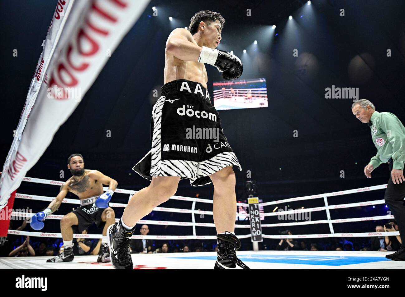 Naoya Inoue (blacck gloves) of Japan knocked down Luis Nery (blue ...
